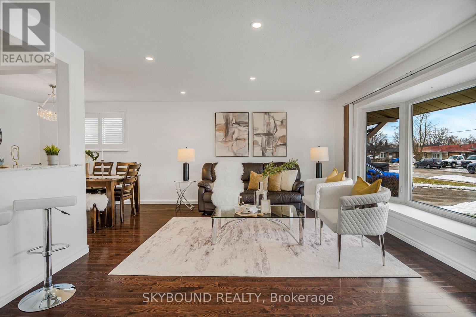 À vendre : 11 ADDINGTON CRESCENT, Brampton (Avondale), Ontario L6T2R1 ...