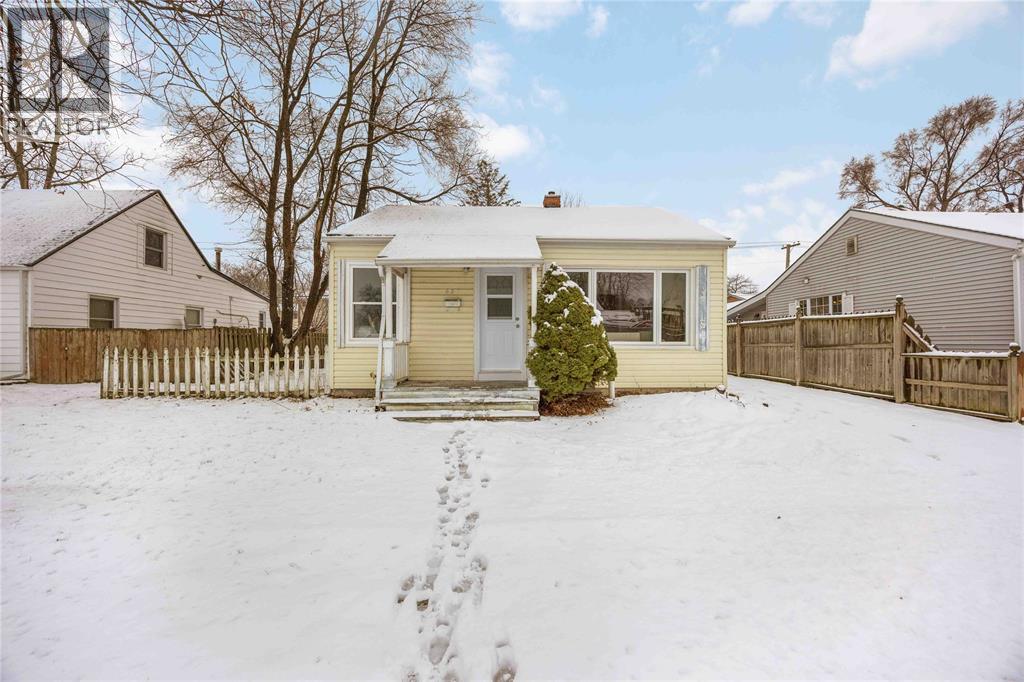 For sale: 657 CHERRY DRIVE, Sarnia, Ontario N7T4H8 - 26001192 | REALTOR.ca