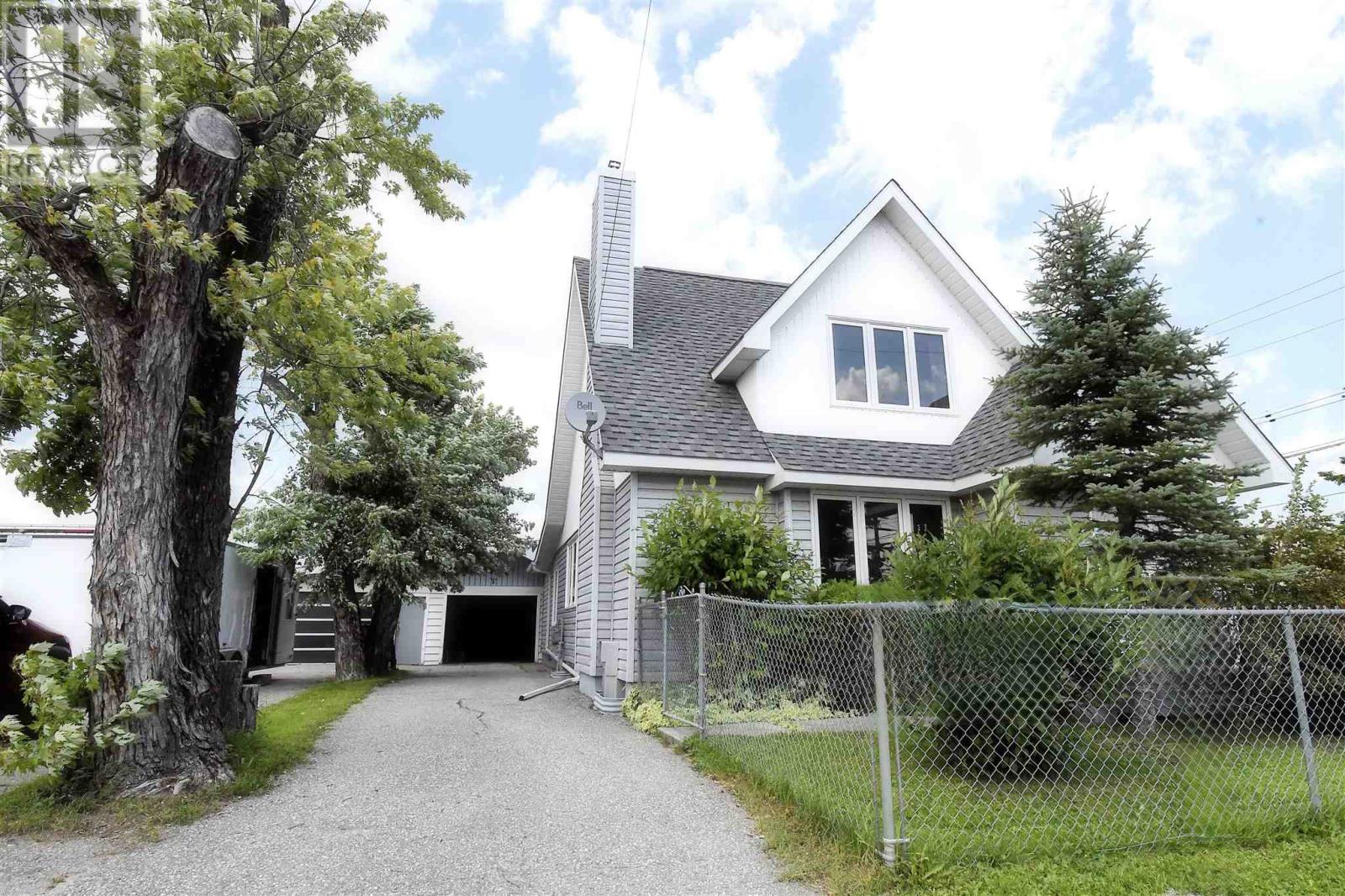 For sale: 900 Prince ST, Hearst, Ontario P0L1N0 - SM260125 | REALTOR.ca