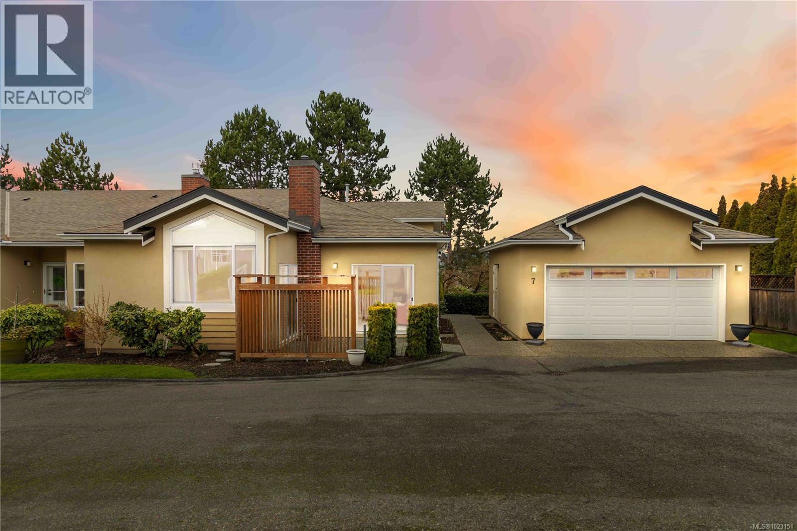 À vendre : 7 4291 Quadra St, Saanich, Colombie-Britannique V8X1L5 ...