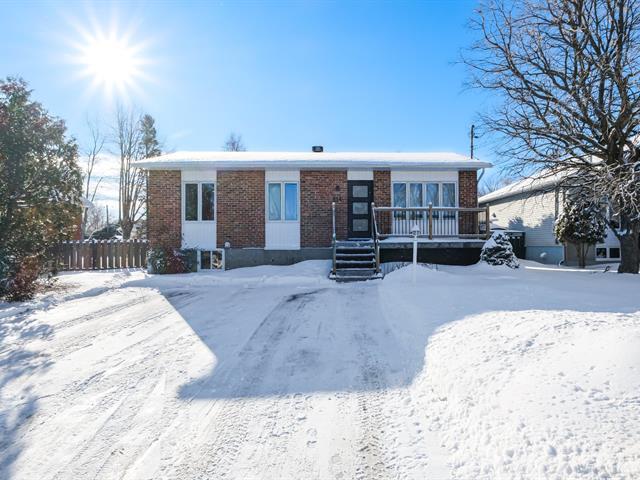 For sale: 814 Av. de l'Abbé-Théoret, Sainte-Julie, Quebec J3E1M6 ...