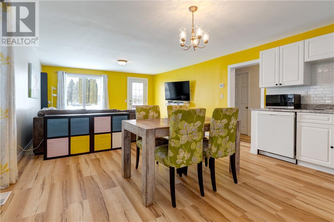 For sale: 118 Third Street, Sturgeon Falls, Ontario P2B3C6 - 2126208 ...