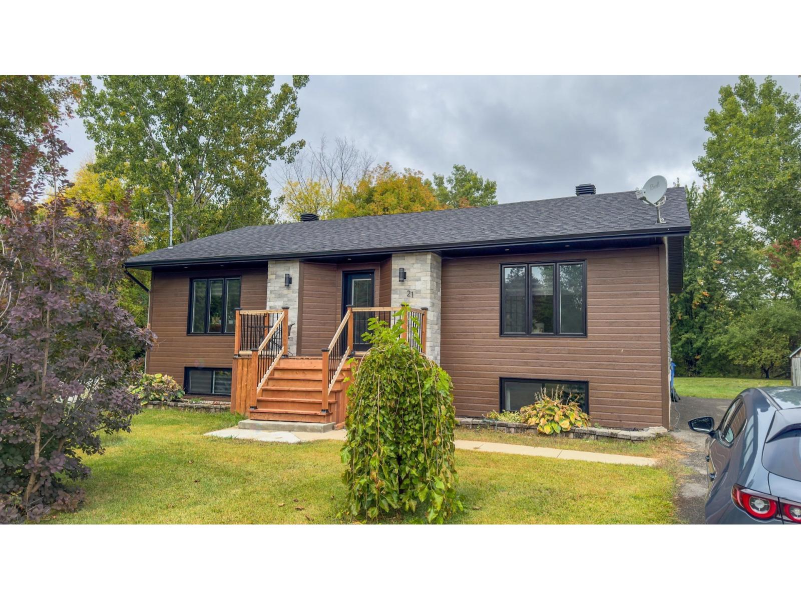 For sale: 21 Rue de la Montagne, Grenville, Quebec J0V1J0 - 16147353 ...