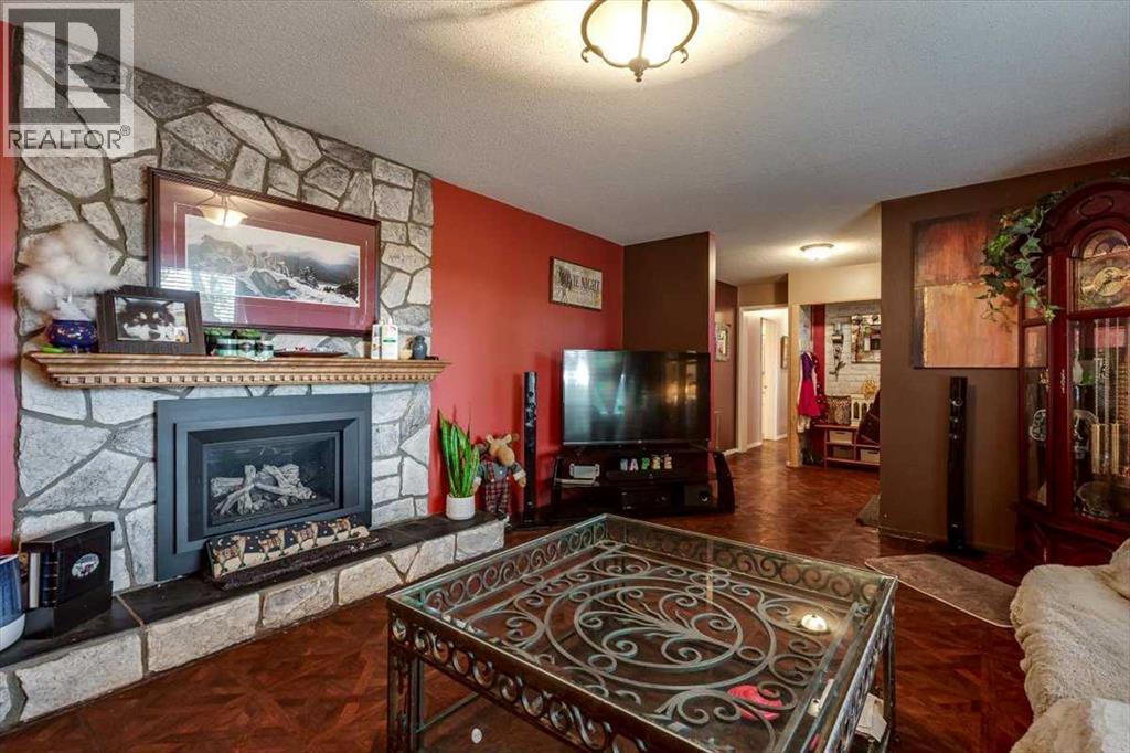 For sale: 1203 Gough Road, Carstairs, Alberta T0M0N0 - A2222112 ...