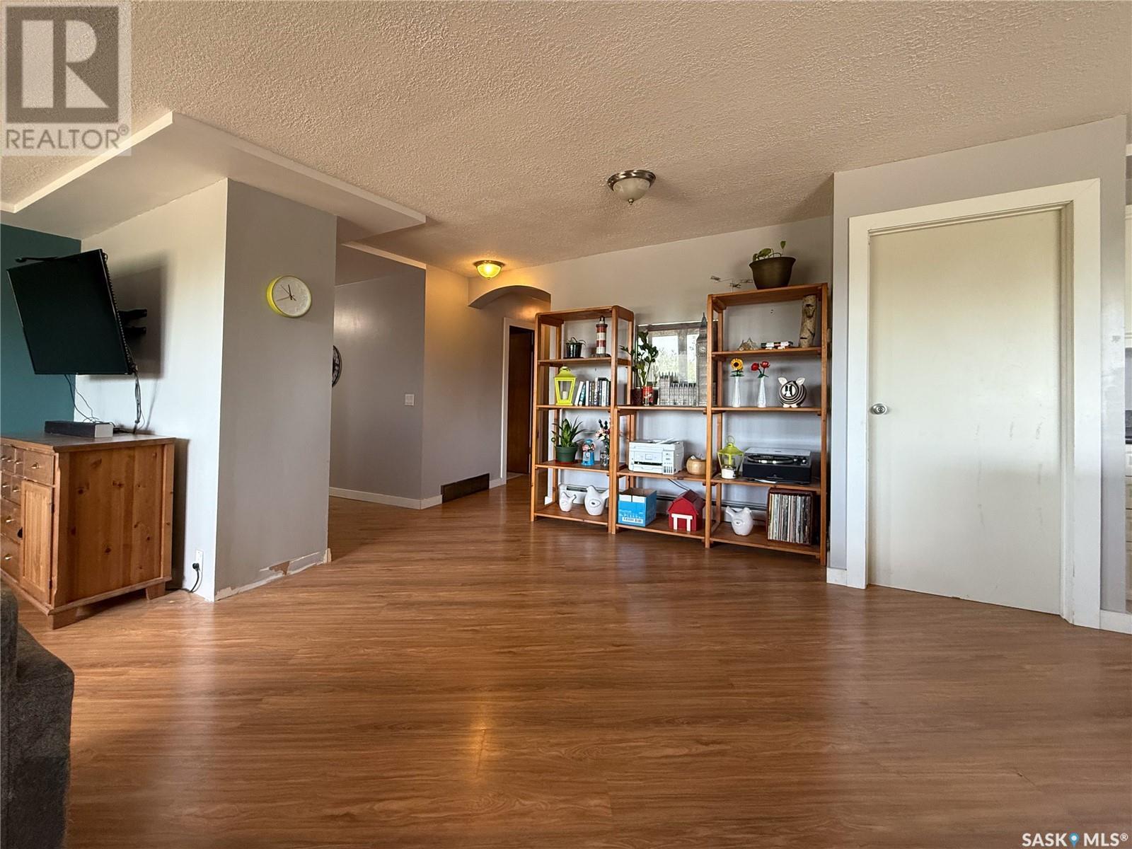 For sale: 223 2nd AVENUE E, Frontier, Saskatchewan S0N0W0 - SK013102 ...