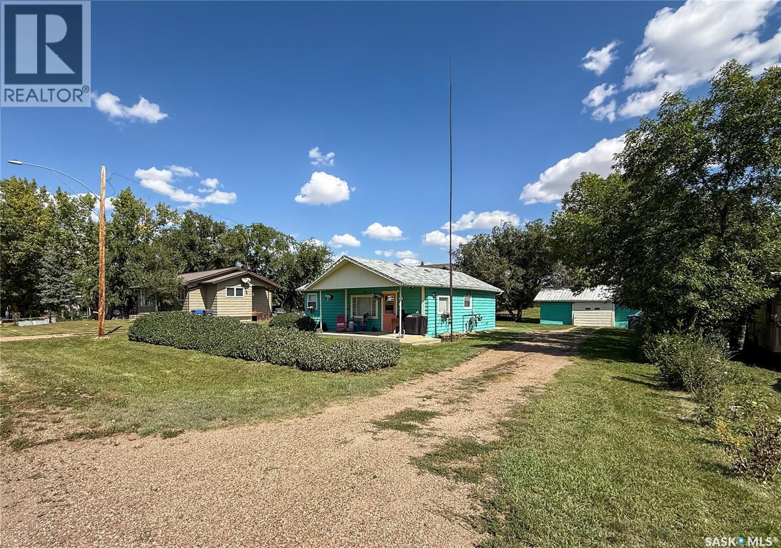 For sale: 114 1st STREET W, Frontier, Saskatchewan S0N0W0 - SK017179 ...
