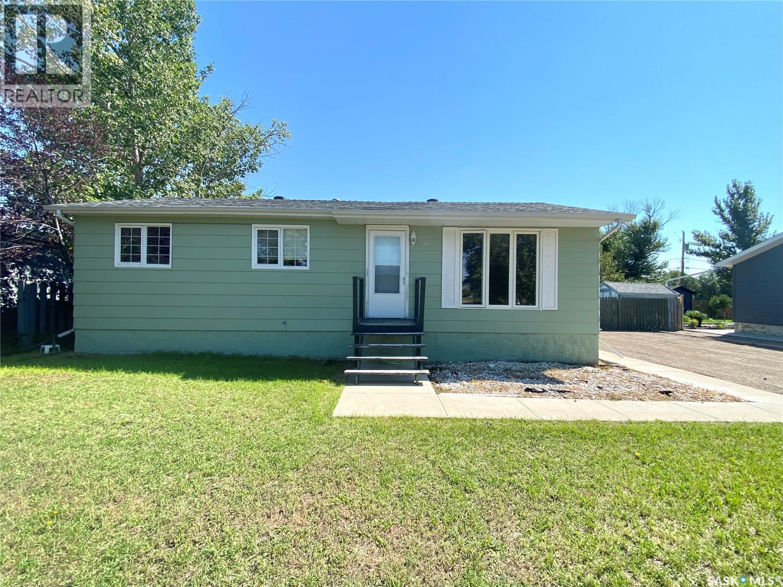 For sale: 216 3rd STREET E, Frontier, Saskatchewan S0N0W0 - SK017256 ...