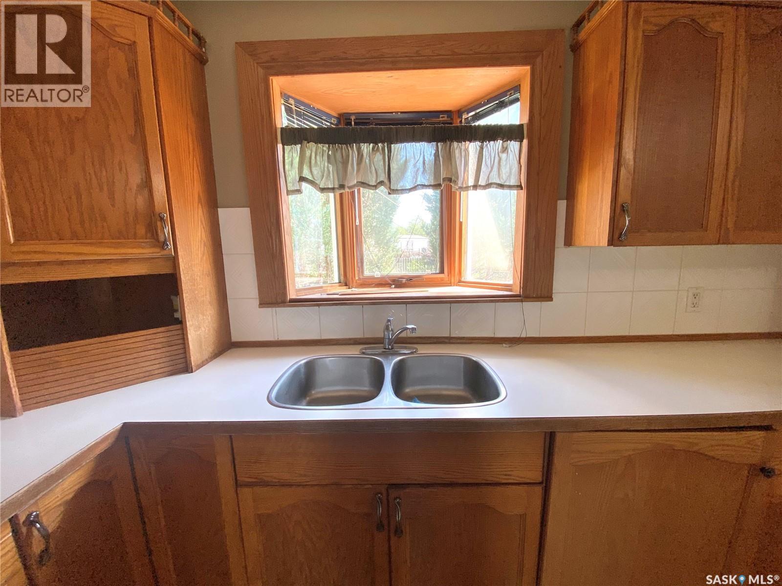 For sale: 216 3rd STREET E, Frontier, Saskatchewan S0N0W0 - SK017256 ...