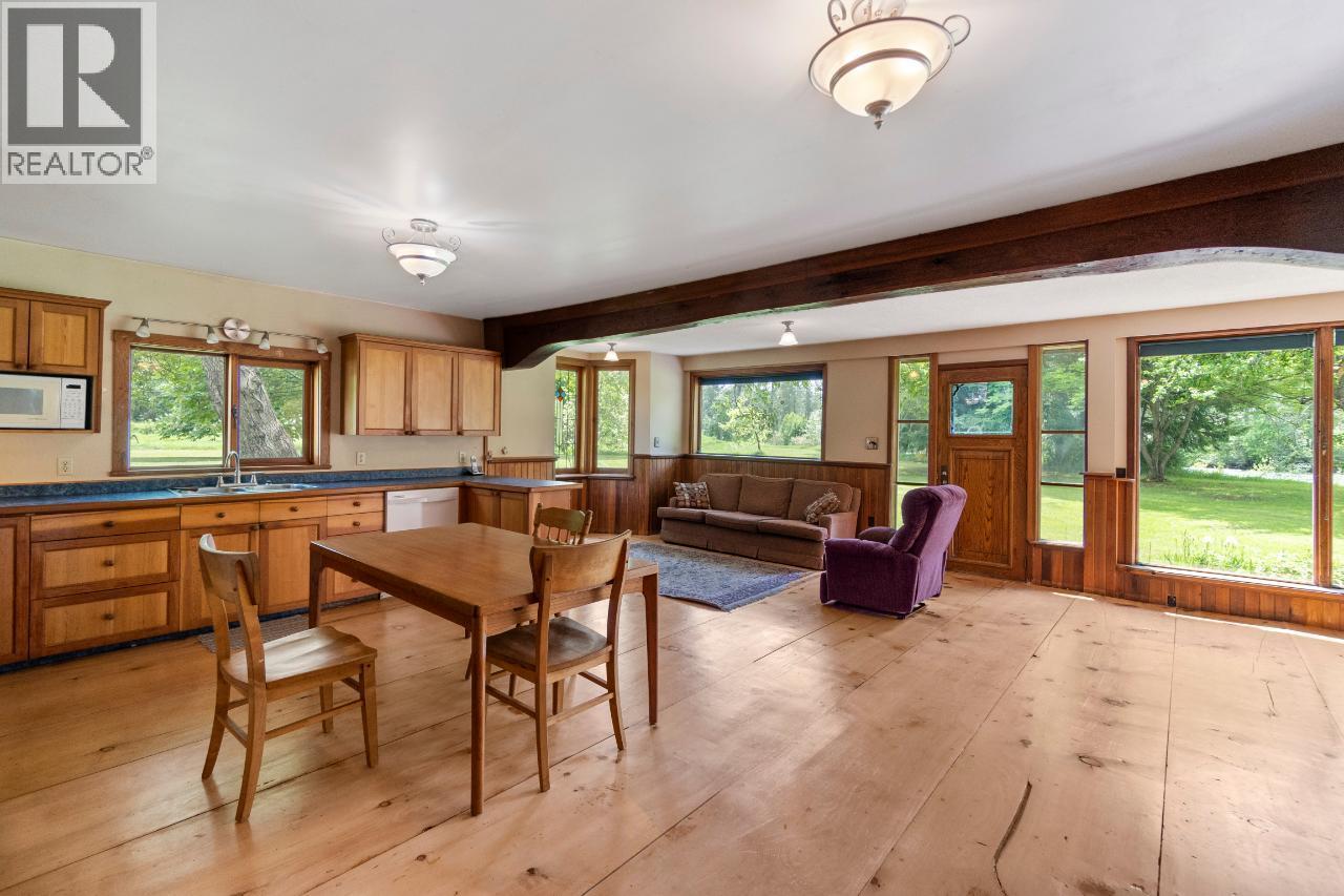 For sale: 209 LARDEAU RIVER Road, Lardeau, British Columbia V0G1N0 ...