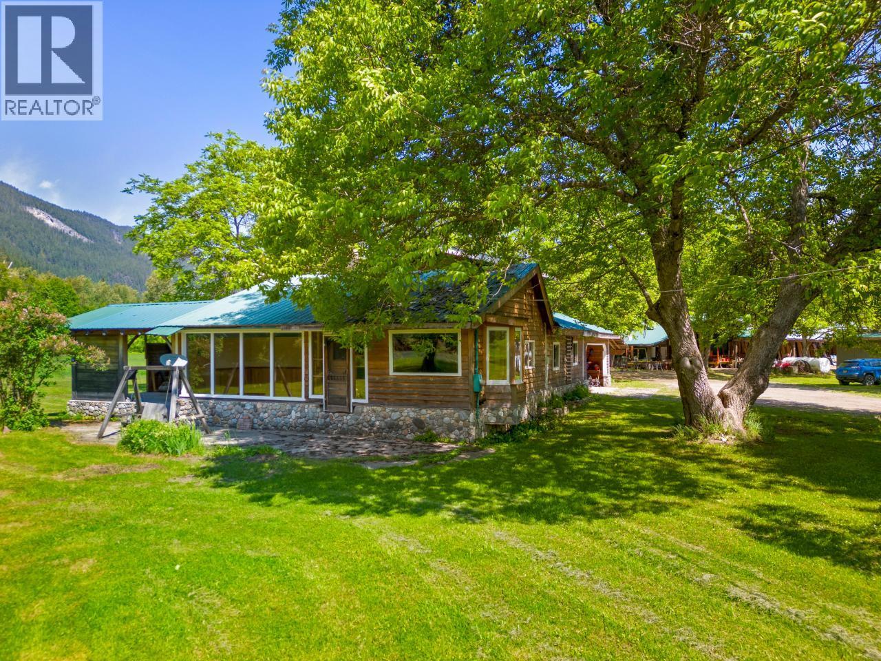 For sale: 209 LARDEAU RIVER Road, Lardeau, British Columbia V0G1N0 ...