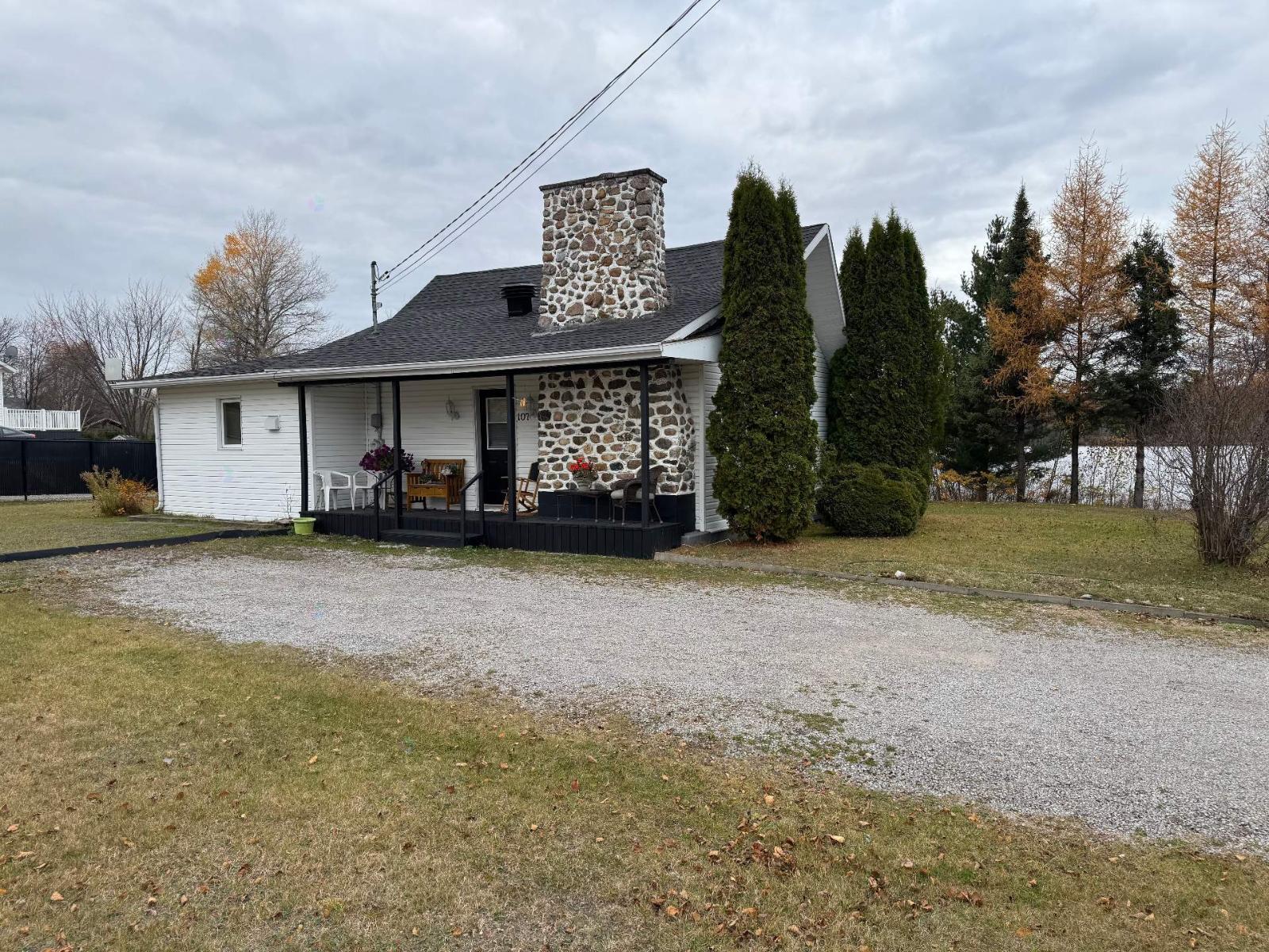 For sale: 107 Rue Bernier, Lac-Bouchette, Quebec G0W1V0 - 27531284 ...
