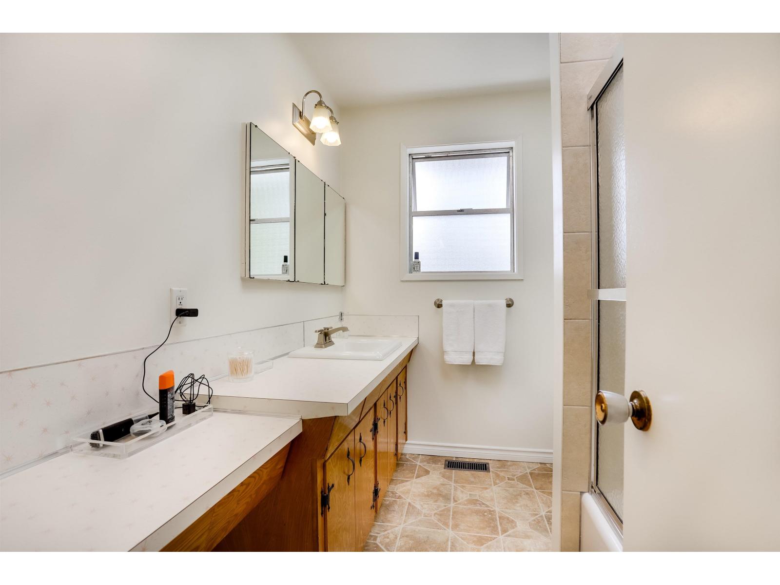 For sale: 15568 THRIFT AVENUE, White Rock, British Columbia V4B2L9 ...