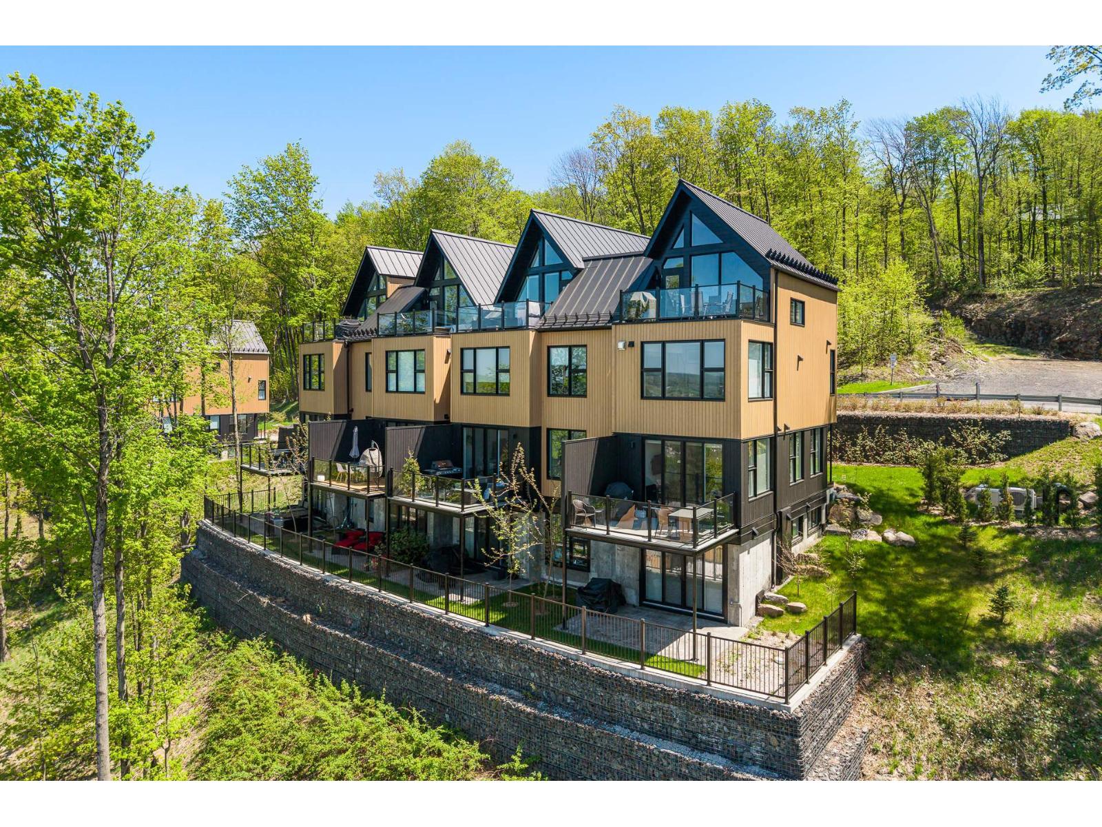 À vendre : 281 Ch. des Diligences, #103, Bromont, Québec J2L0R2 ...