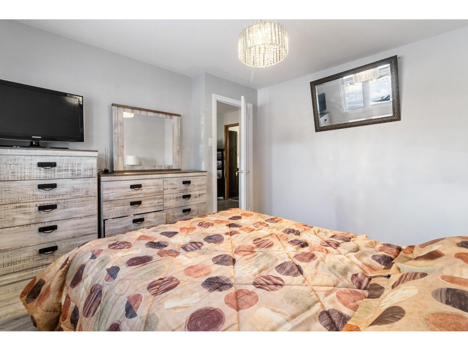 For sale: 3228 Rue Girouard, Laval (Fabreville), Quebec H7P1R2 ...