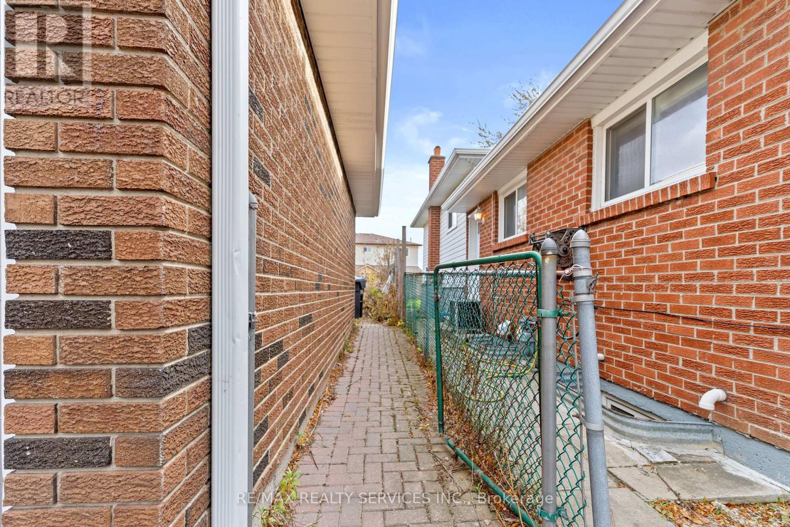For sale: 13 LINKDALE ROAD, Brampton (Brampton North), Ontario L6V3A1 ...