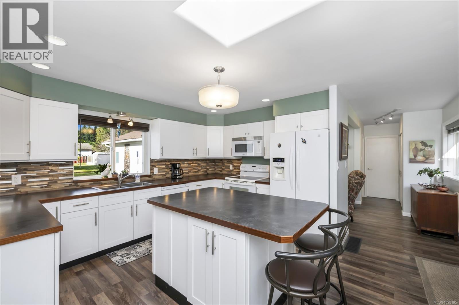 For sale: 7220 Walton Rd, Honeymoon Bay, British Columbia V0R1Y0 ...
