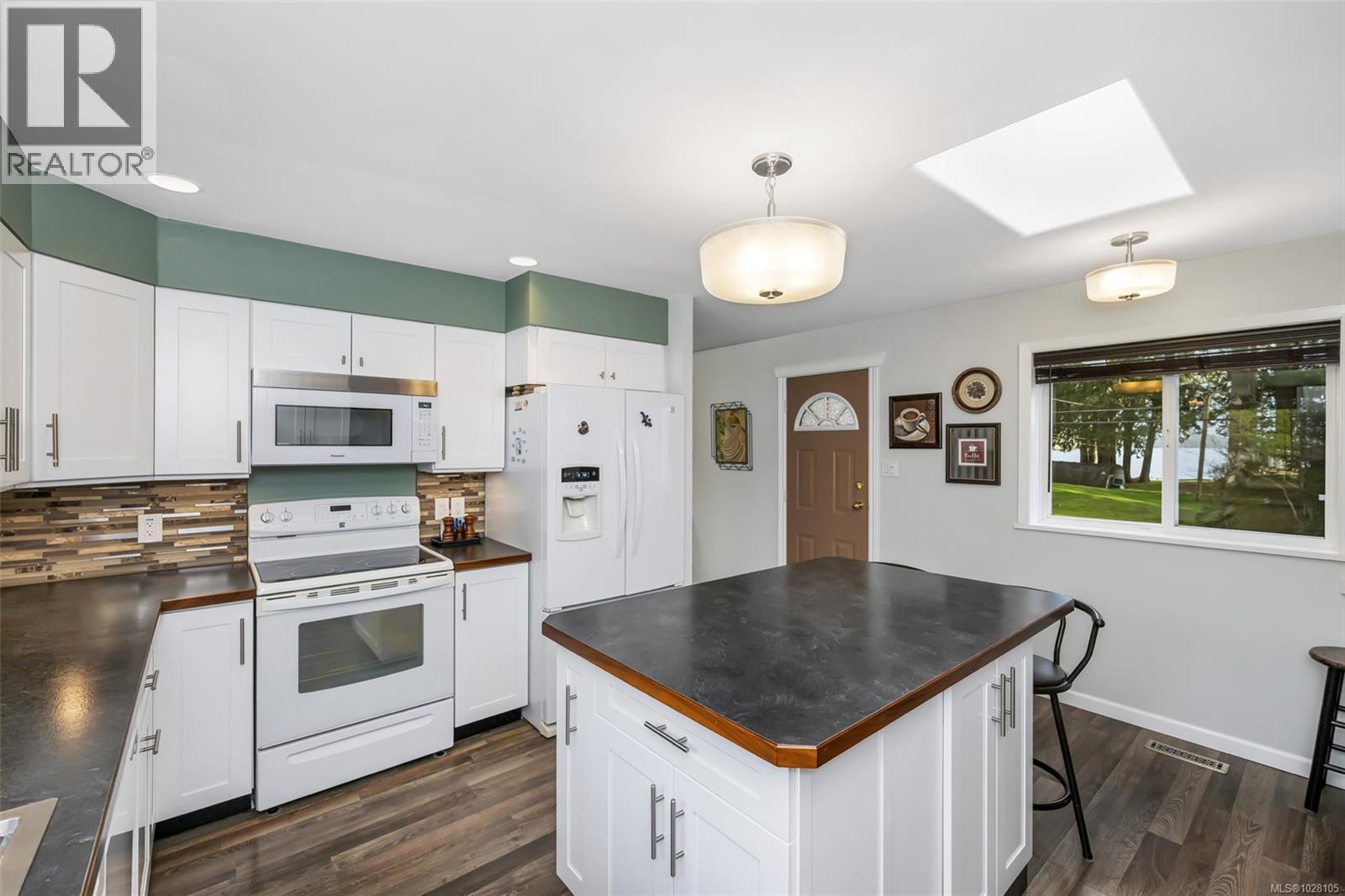 For sale: 7220 Walton Rd, Honeymoon Bay, British Columbia V0R1Y0 ...