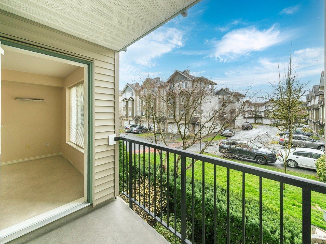 For sale: 204 14859 100 AVENUE, Surrey, British Columbia V3R2V5 ...