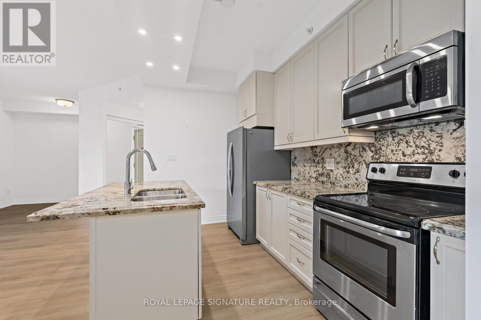 For sale: 220 - 2396 MAJOR MACKENZIE DRIVE W, Vaughan (Maple), Ontario ...
