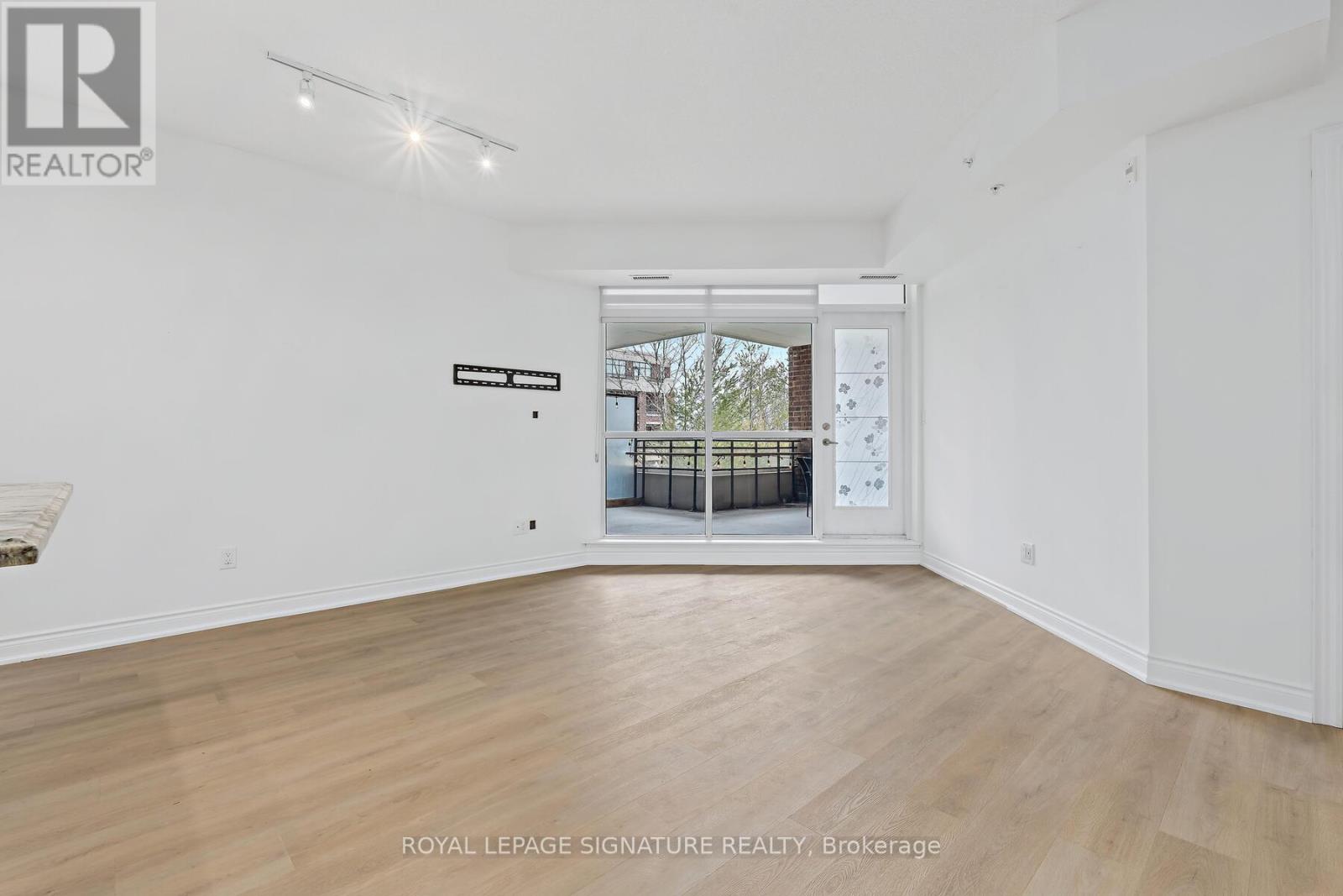 For sale: 220 - 2396 MAJOR MACKENZIE DRIVE W, Vaughan (Maple), Ontario ...