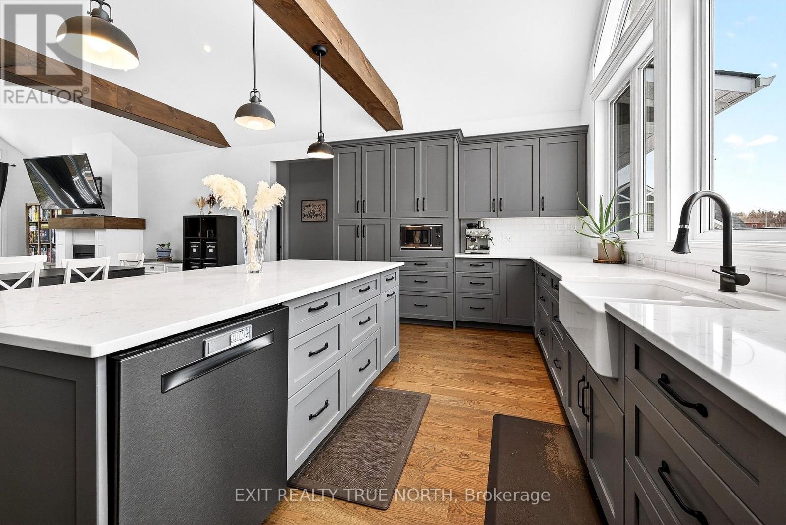 For sale: 139 RUE ERIC, Tiny (Lafontaine), Ontario L9M0H1 - S12920974 ...