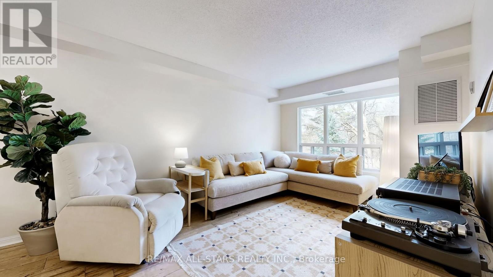 For sale: 327 - 900 BOGART MILL TRAIL, Newmarket (Gorham-College Manor ...