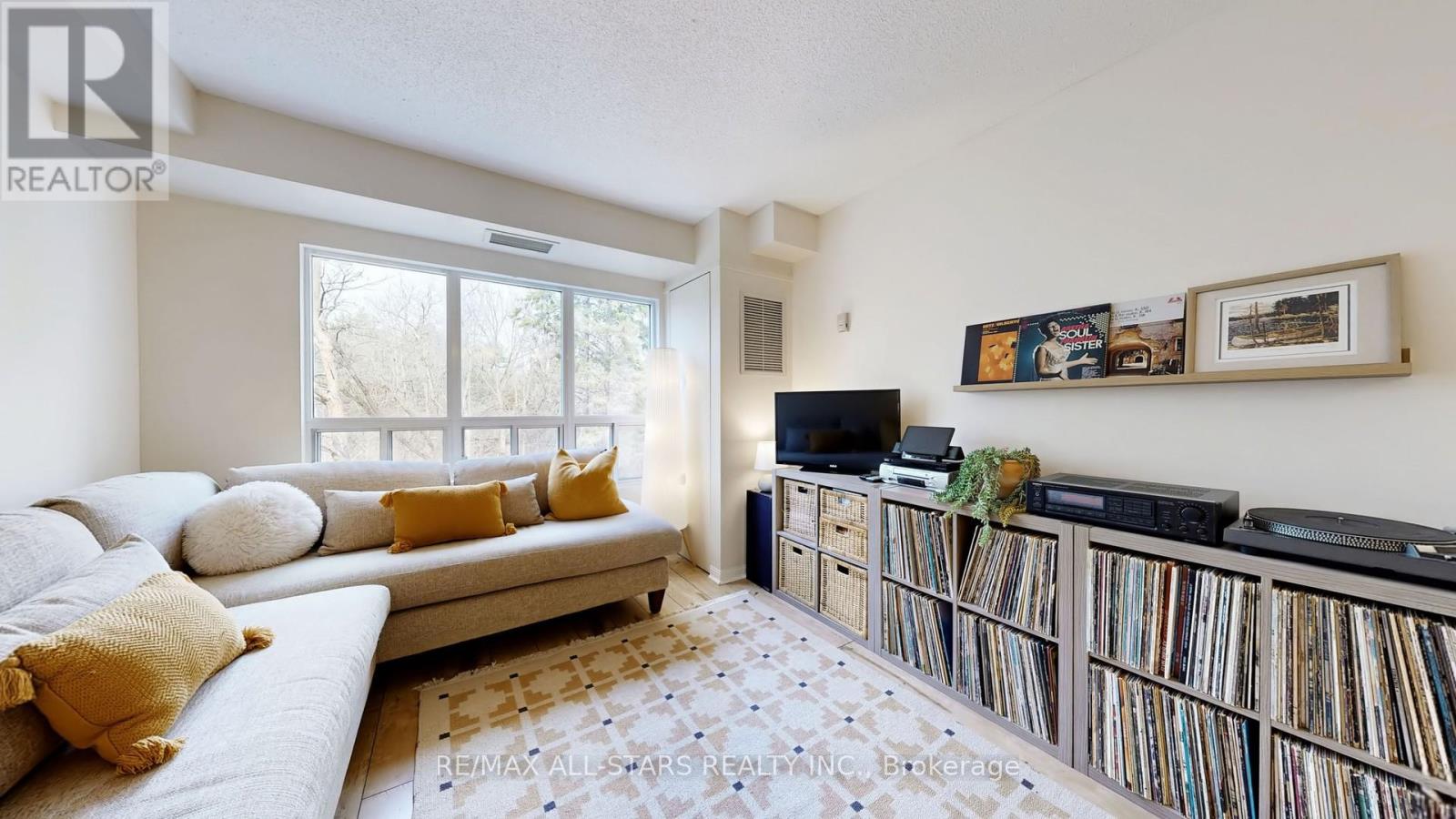 For sale: 327 - 900 BOGART MILL TRAIL, Newmarket (Gorham-College Manor ...