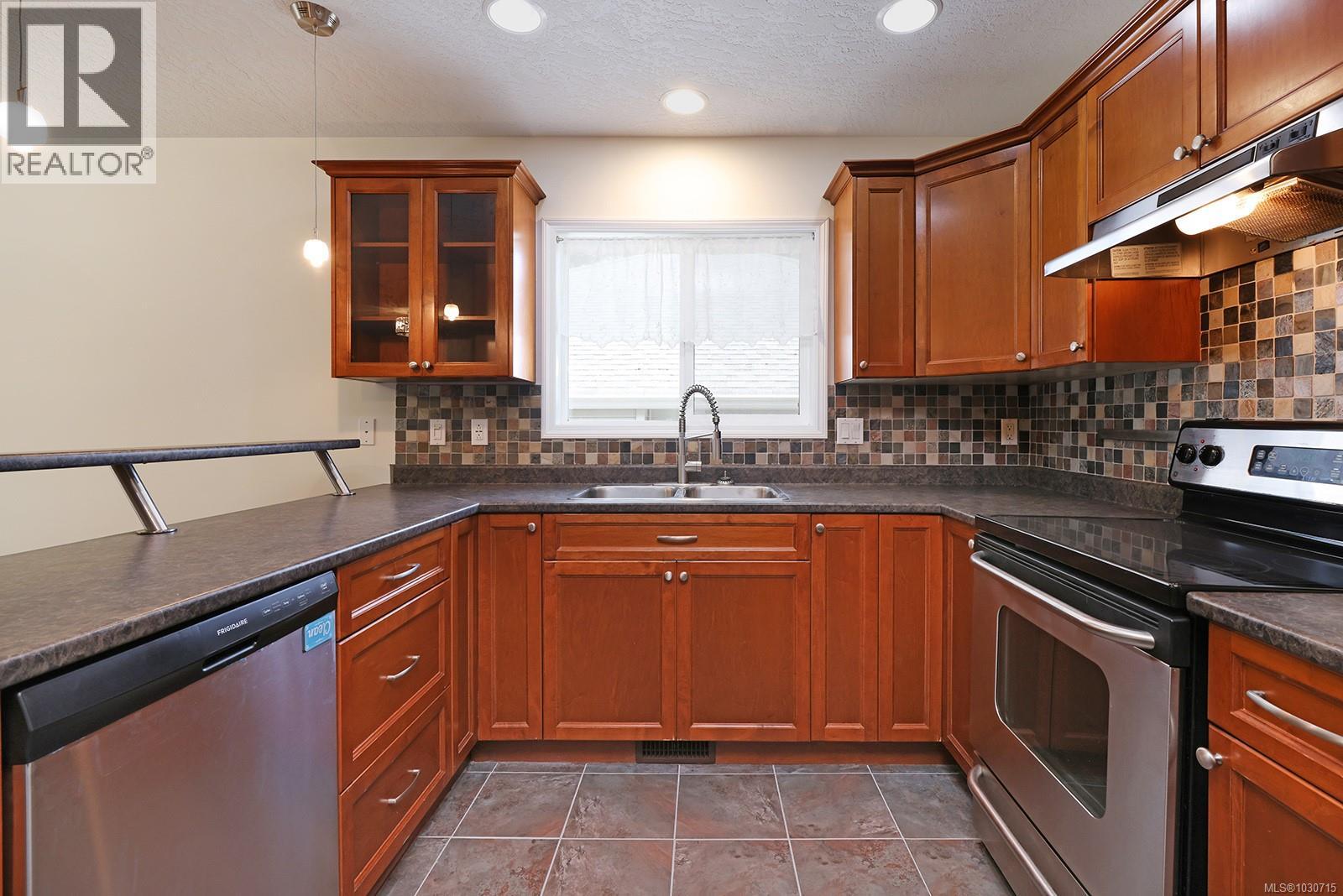 For sale: 4661 Salal Pl, Courtenay, British Columbia V9N4A1 - 1030715 ...