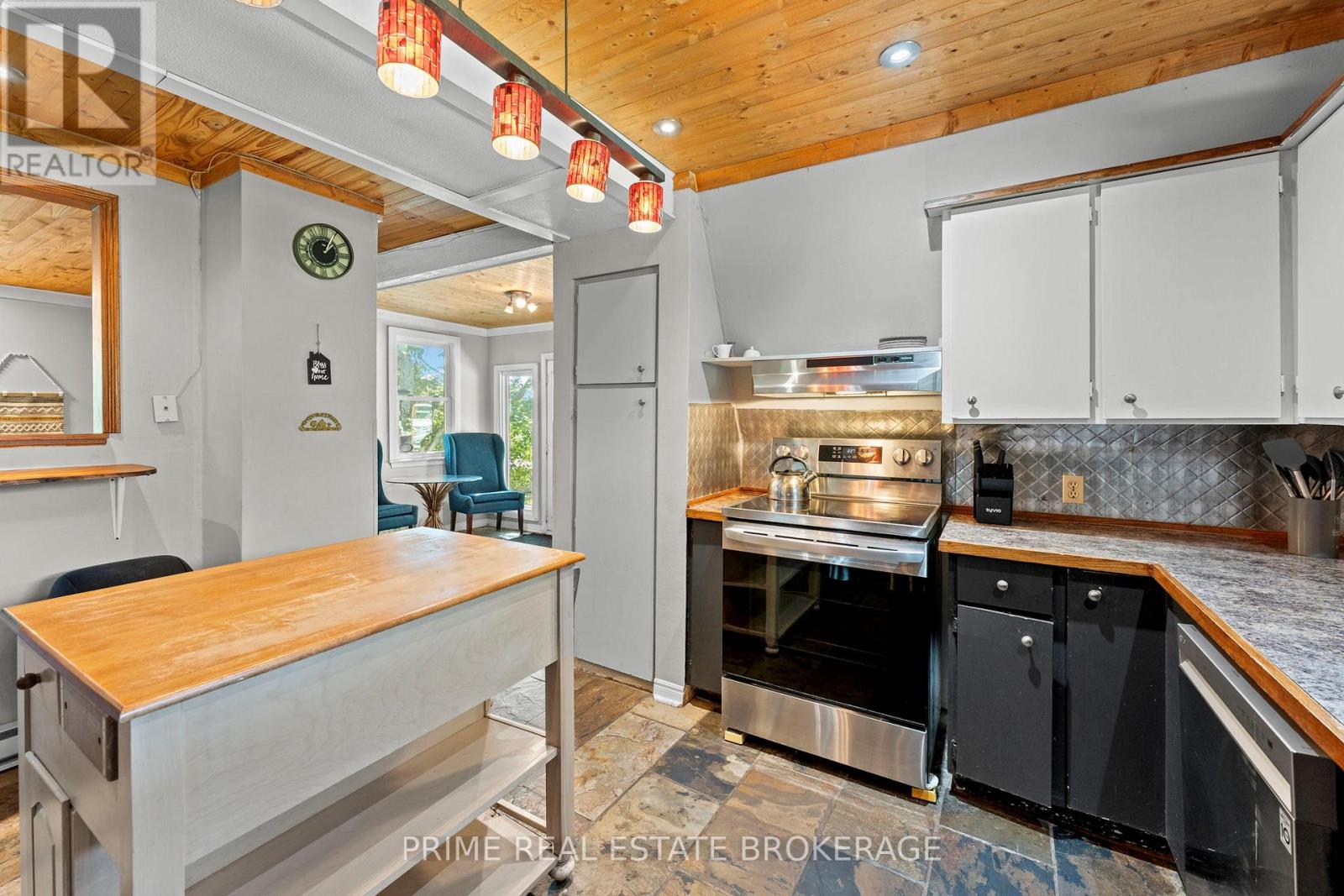 For sale: 7166 OUTER DRIVE, Lambton Shores (Port Franks), Ontario ...