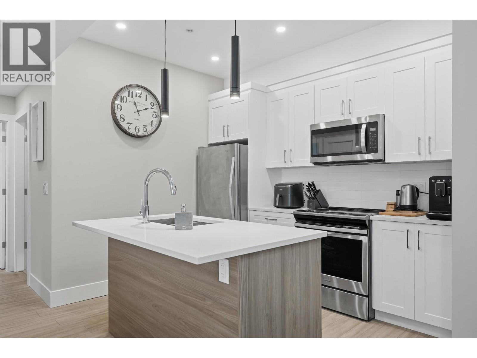 For sale: 307 22335 MCINTOSH AVENUE, Maple Ridge, British Columbia ...