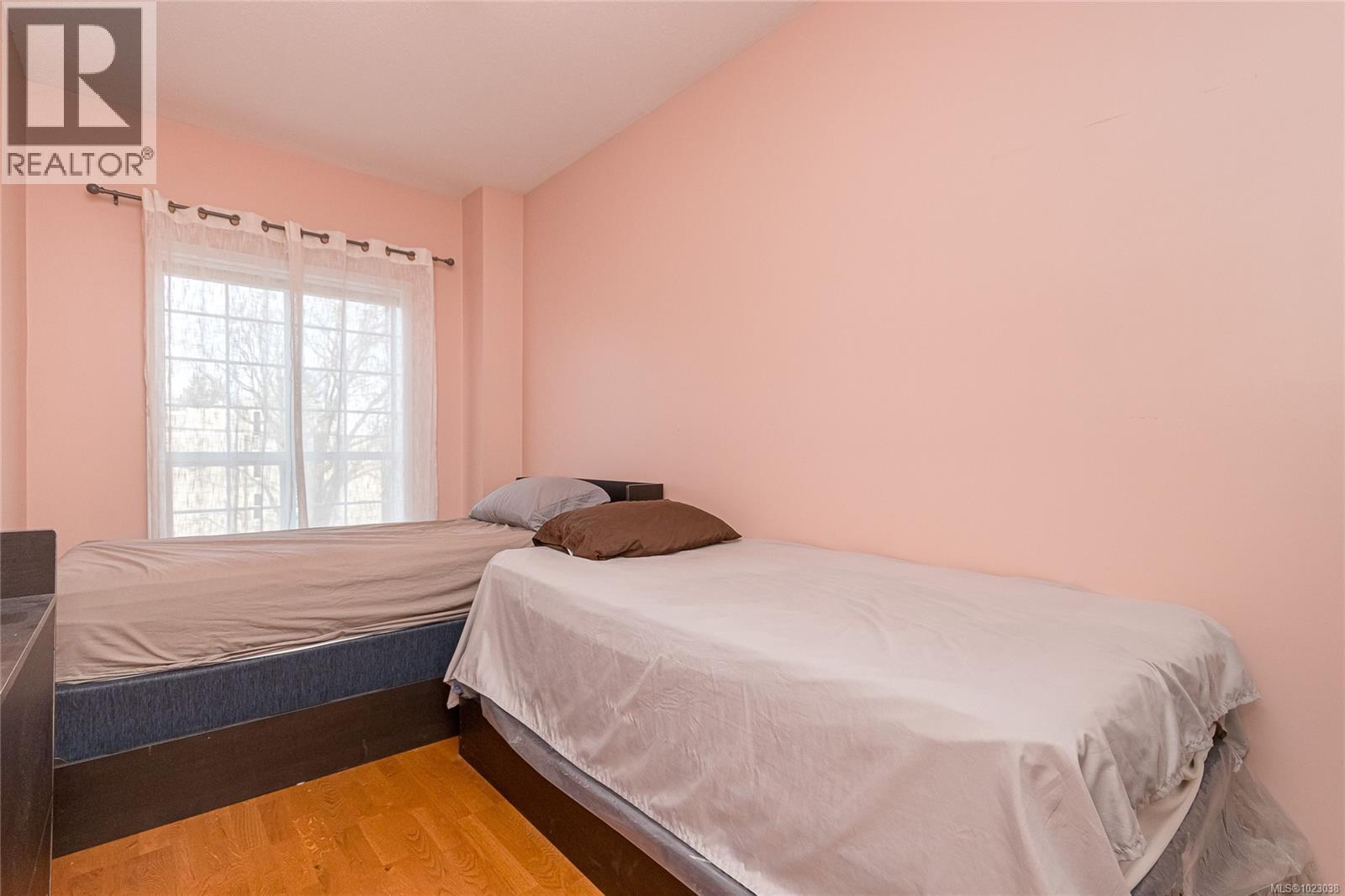 For sale: PH 10 1371 Hillside Ave, Victoria, British Columbia V8T2B3 ...