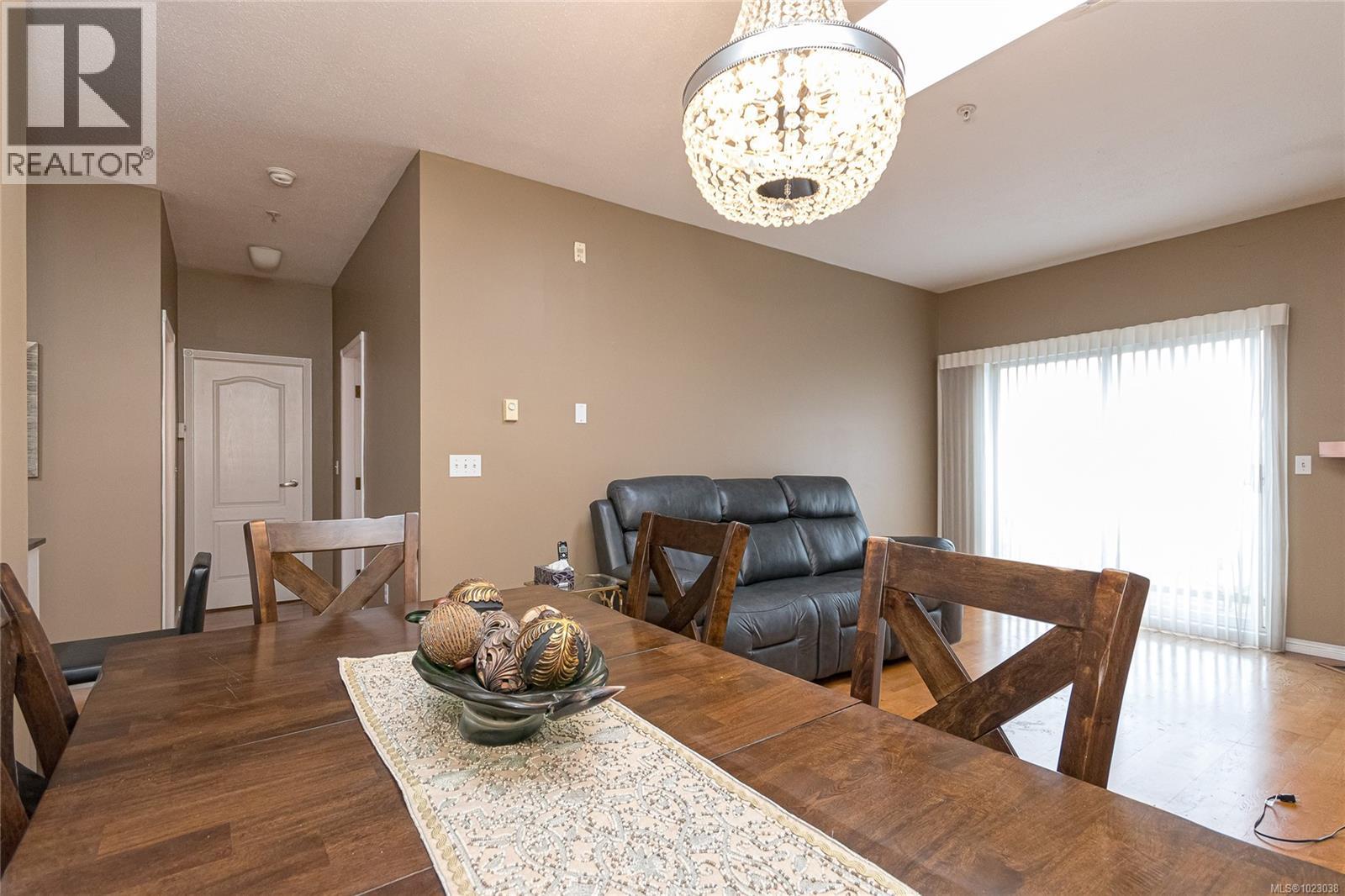 For sale: PH 10 1371 Hillside Ave, Victoria, British Columbia V8T2B3 ...