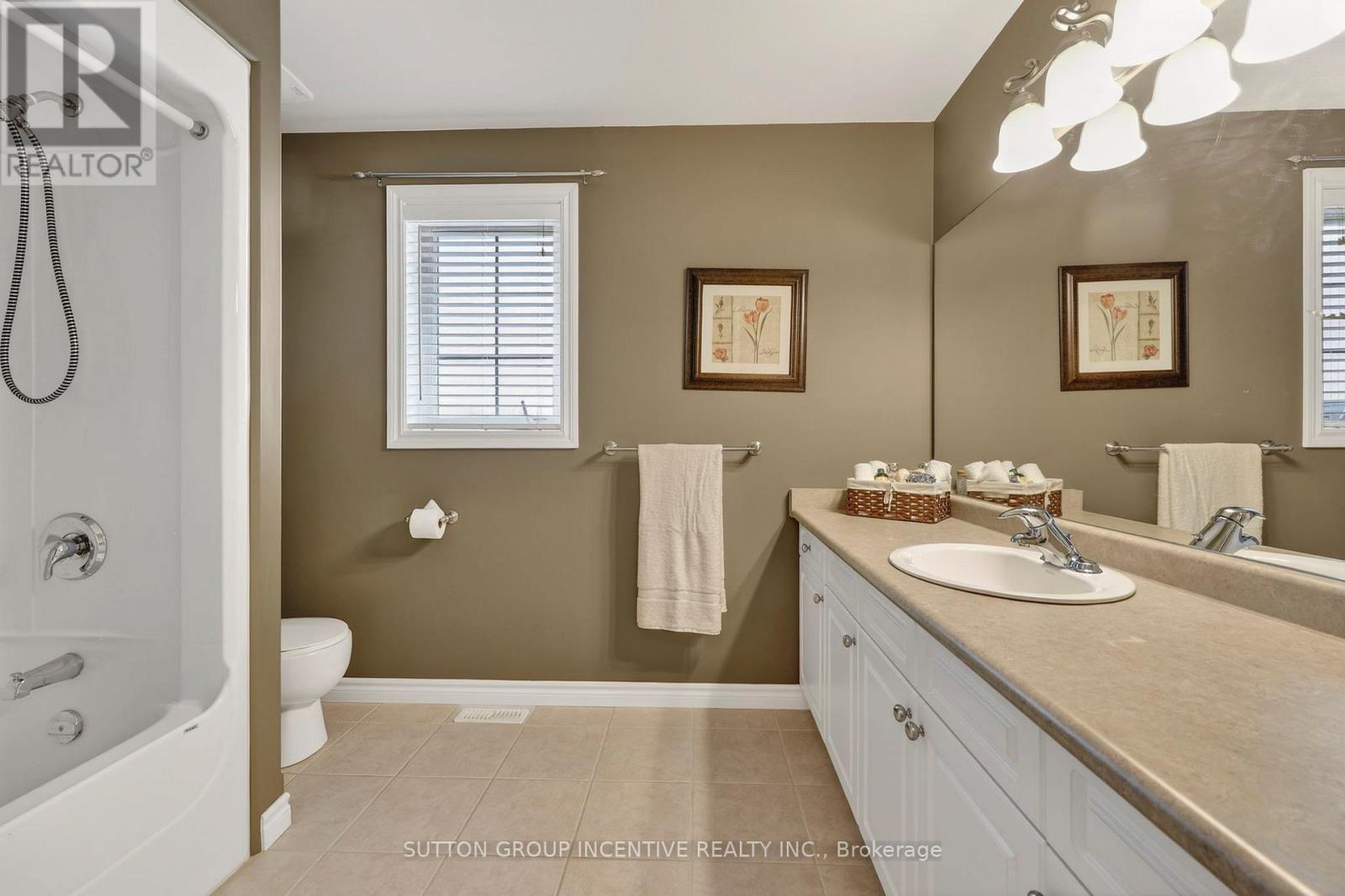 For sale: 60 O'NEILL CIRCLE, Springwater (Phelpston), Ontario L0L2K0 ...