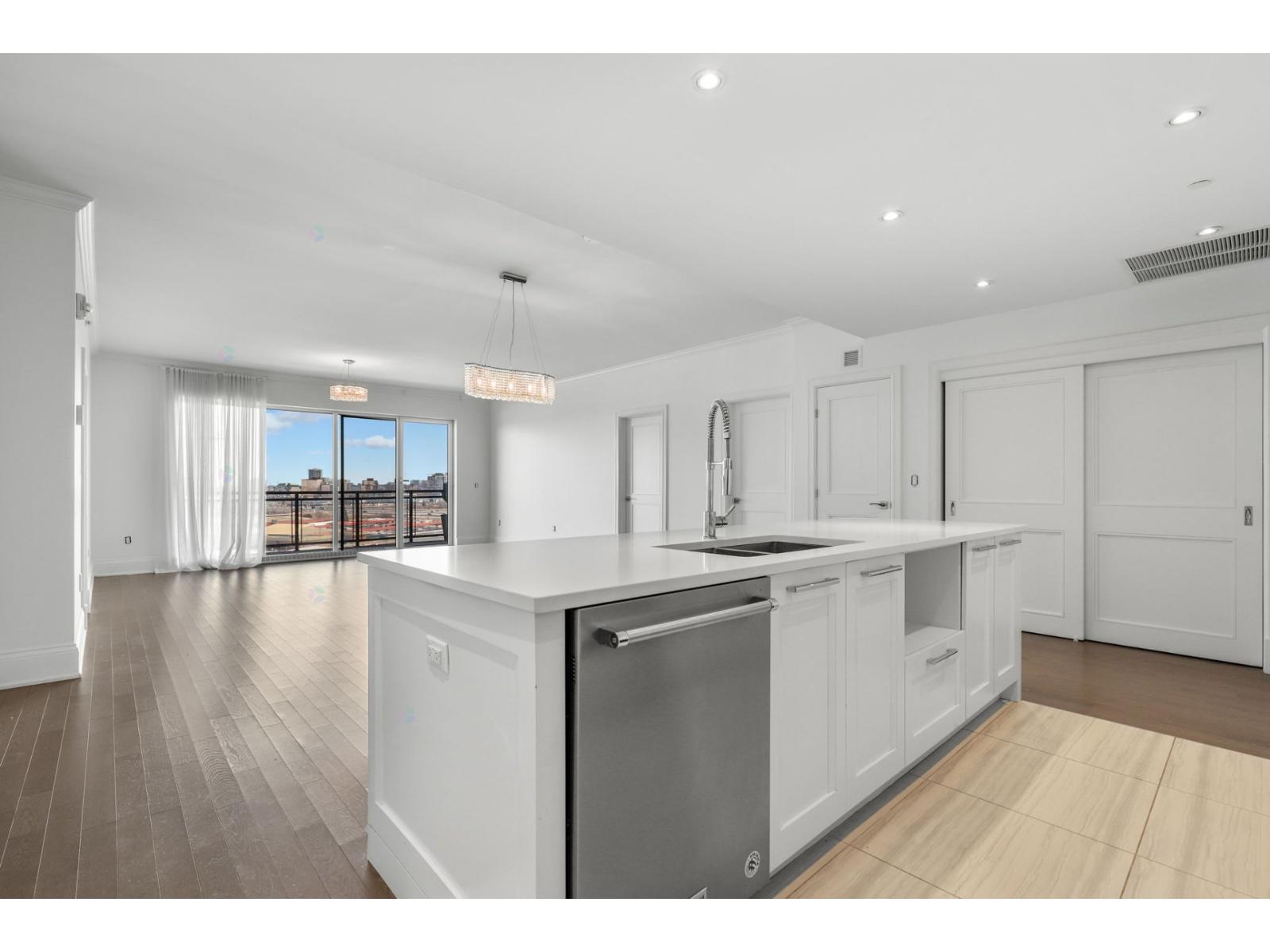 For sale: 3710 Boul. St-Elzear O., #706, Laval (Chomedey), Quebec ...