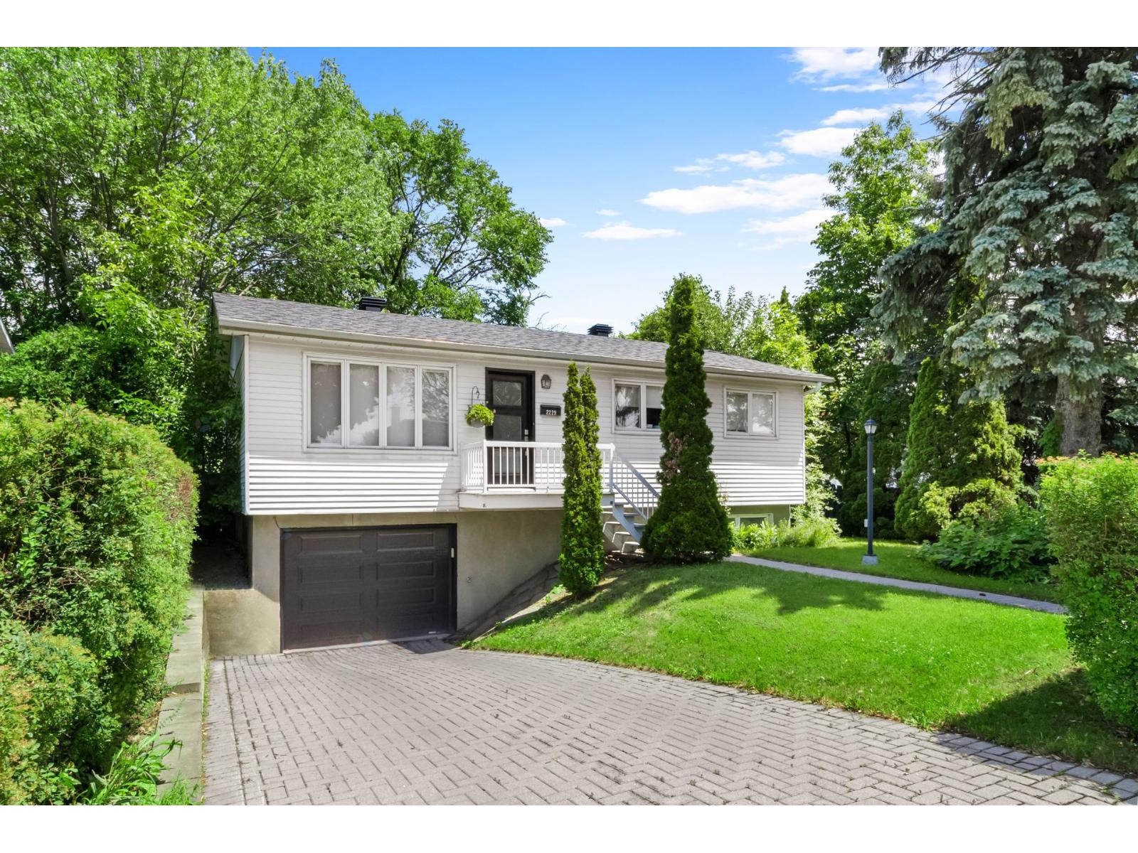 For sale: 2229 Rue de Mexico, Laval (Chomedey), Quebec H7M3E1 ...