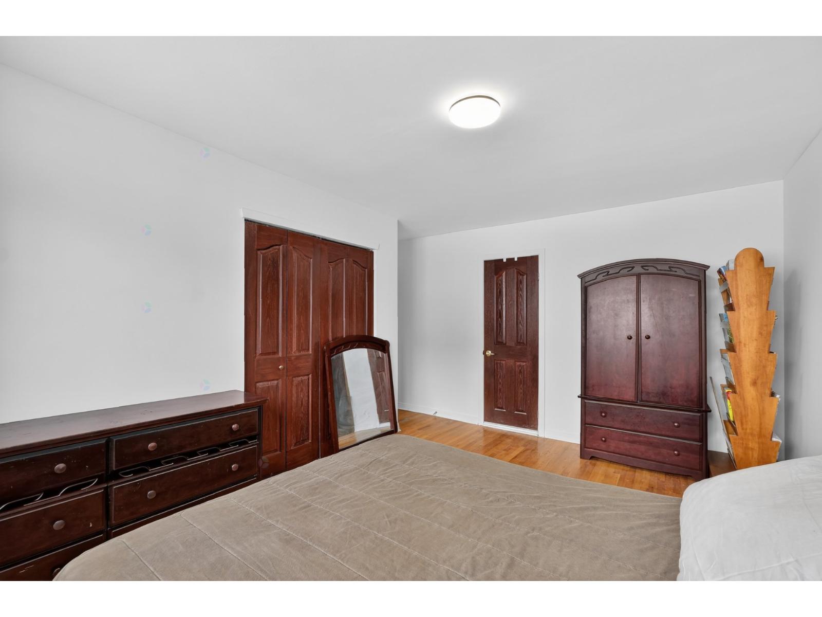 For sale: 1022-1024 Boul. Élisabeth, Laval (Chomedey), Quebec H7W3J6 ...