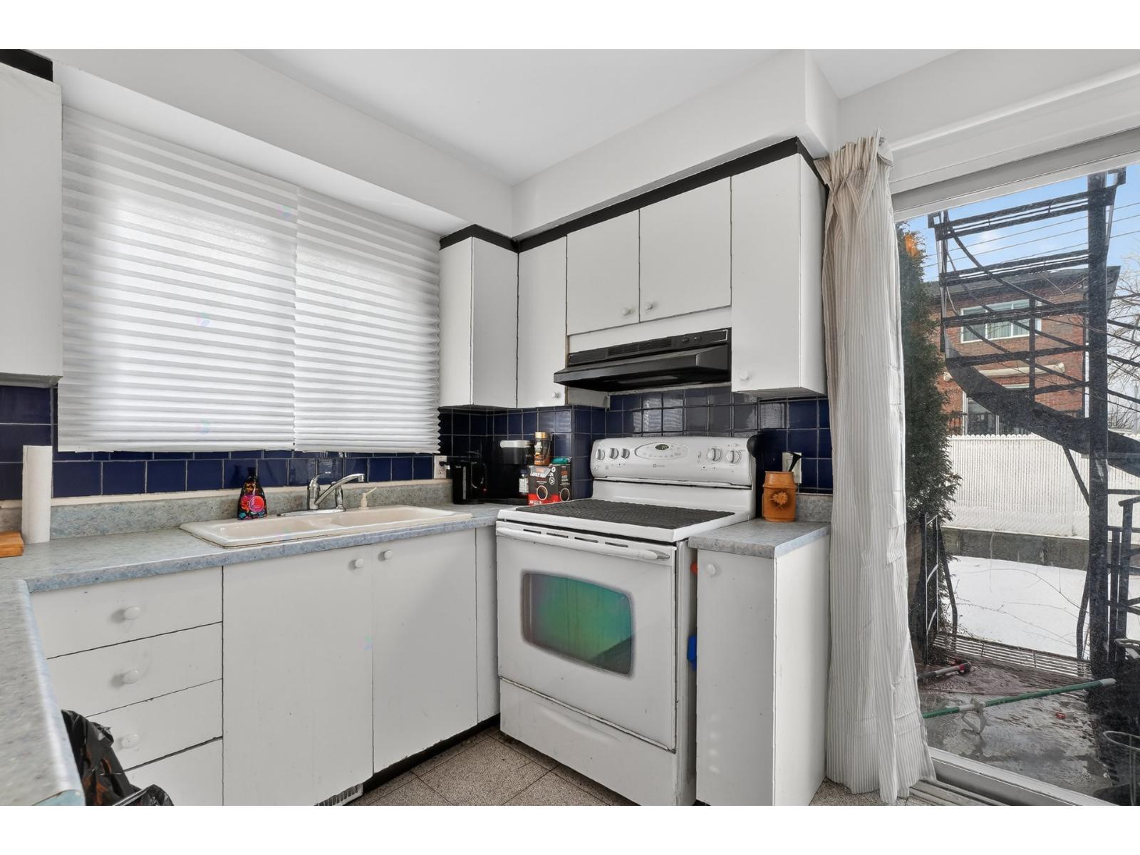 For sale: 1022-1024 Boul. Élisabeth, Laval (Chomedey), Quebec H7W3J6 ...