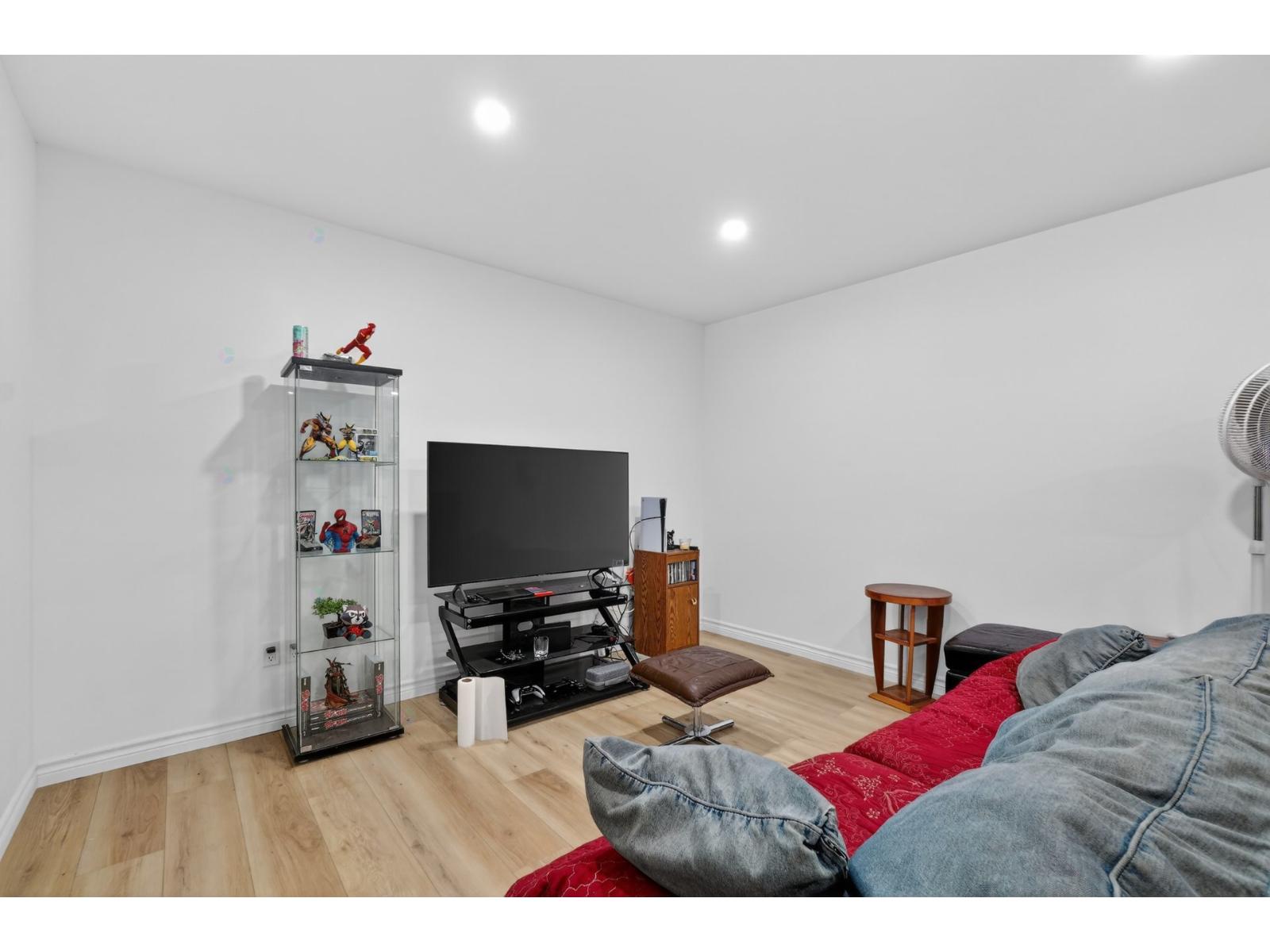 For sale: 1022-1024 Boul. Élisabeth, Laval (Chomedey), Quebec H7W3J6 ...