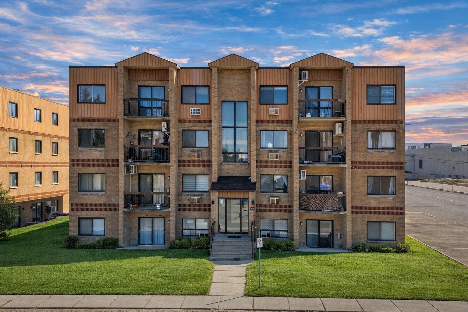 For sale: 3840 Boul. Le Carrefour, #86, Laval (Chomedey), Quebec H7T1V5 ...