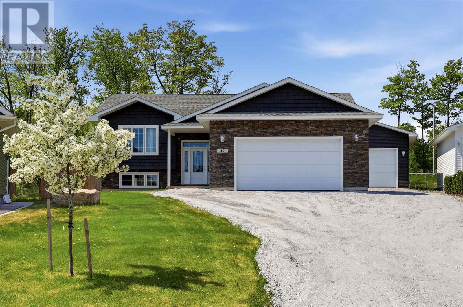 For sale: 39 Saddle CRES, Sault Ste. Marie, Ontario P6B0A5 - SM260671 ...
