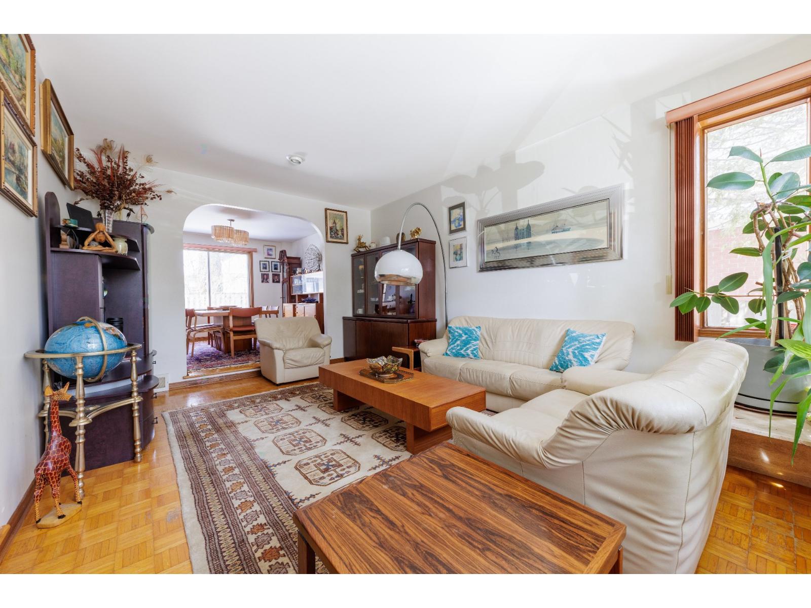 For sale: 205 Rue Roger-Pilon, Dollard-des-Ormeaux, Quebec H9G2W8 ...