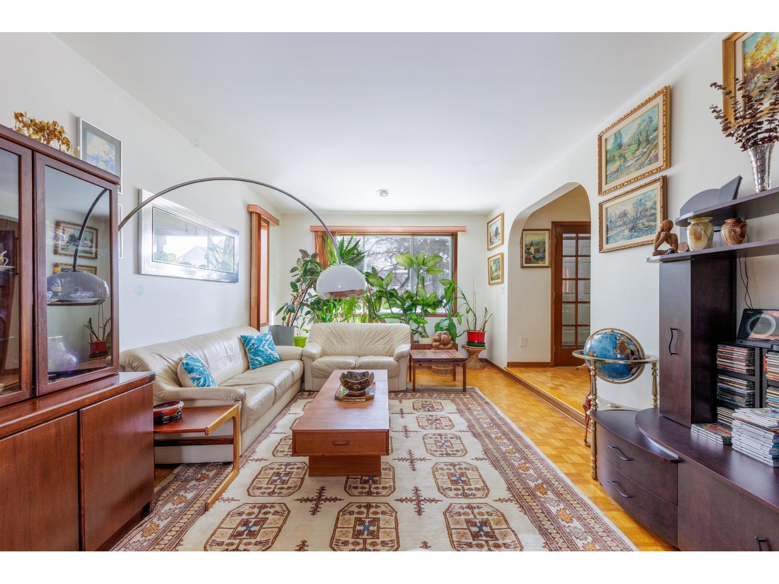For sale: 205 Rue Roger-Pilon, Dollard-des-Ormeaux, Quebec H9G2W8 ...