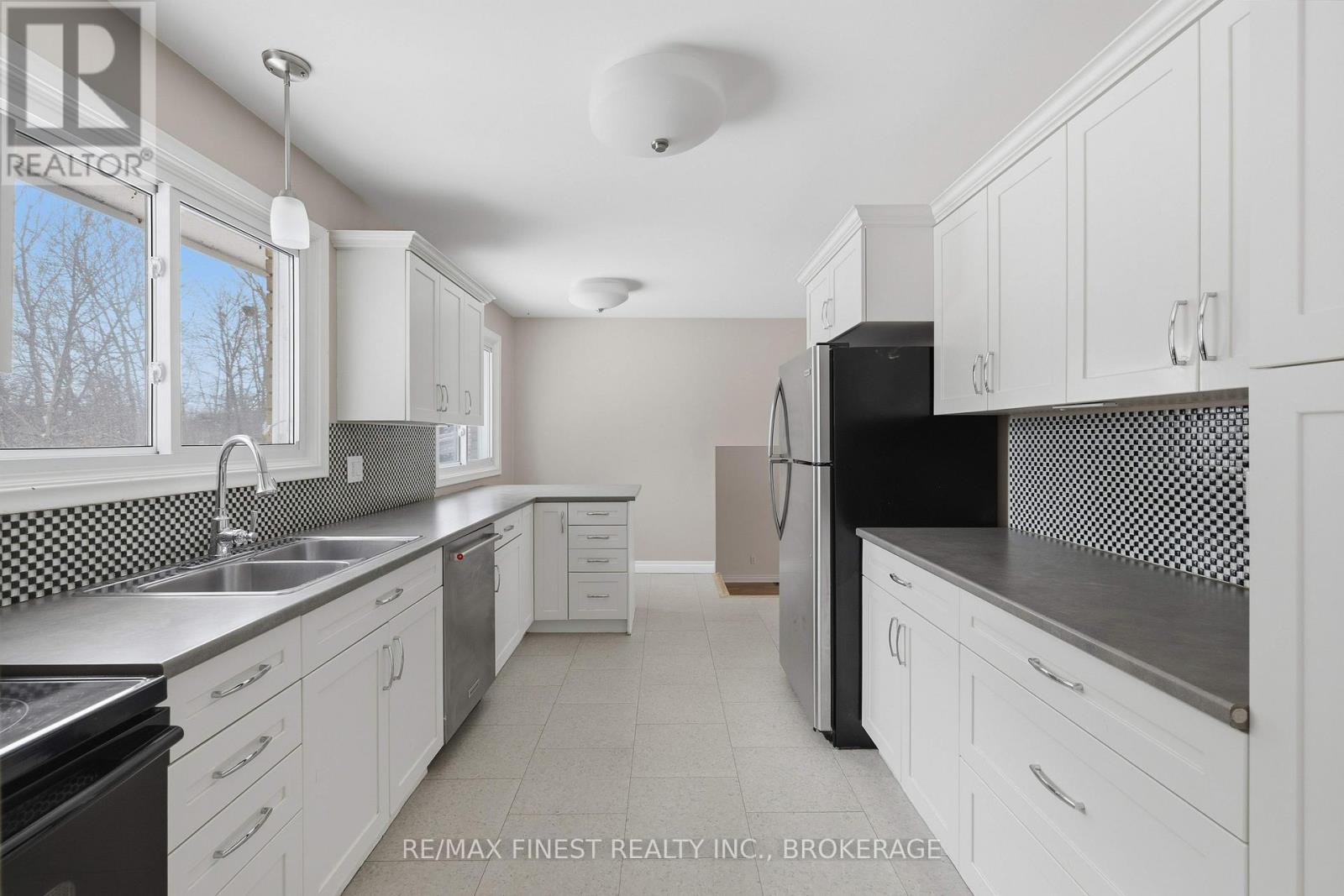 For sale: 337 AVENUE ROAD, Kingston (West of Sir John A. Blvd), Ontario ...
