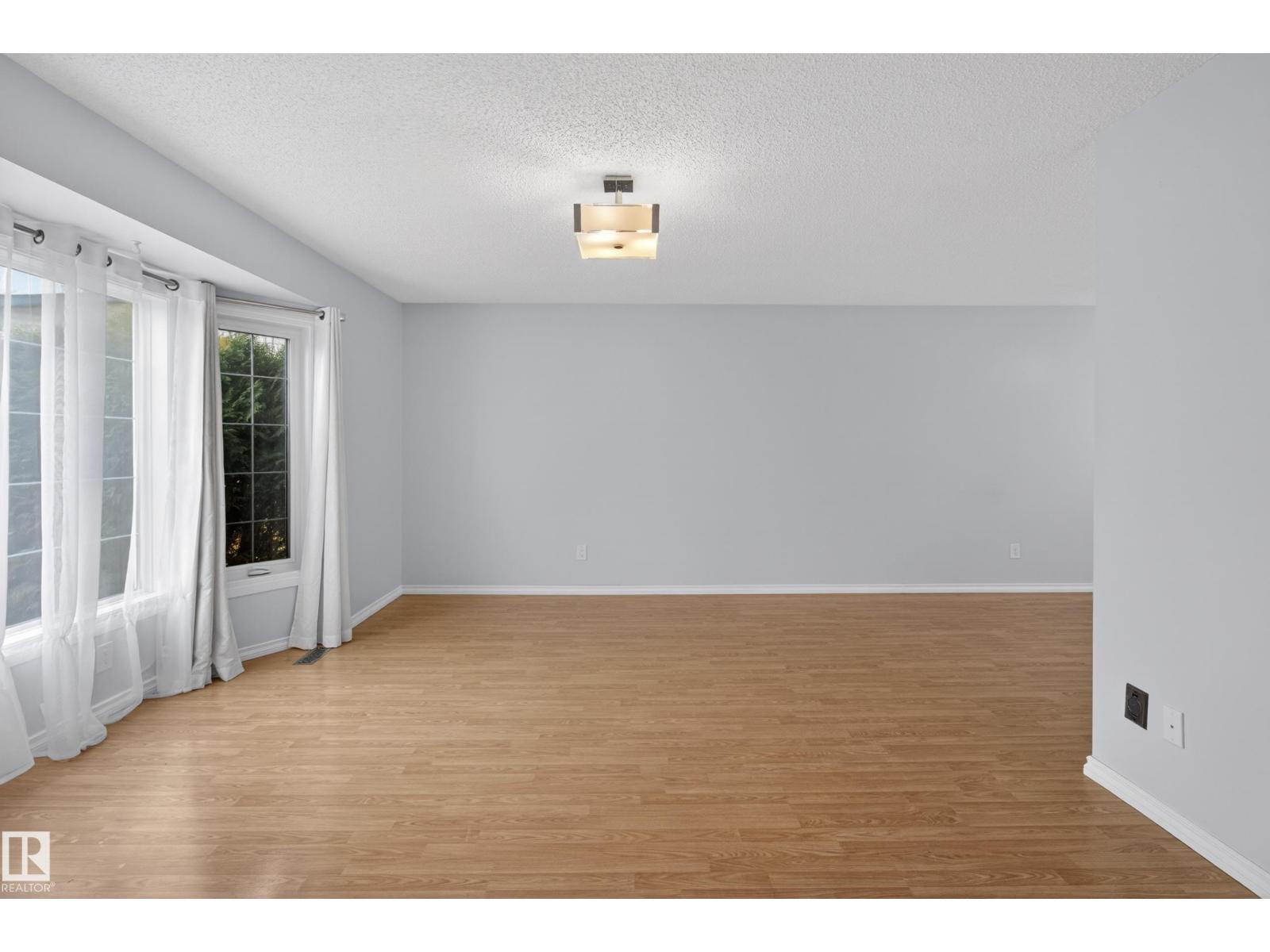 For sale: 2622 131 AV NW, Edmonton, Alberta T5A3Z1 - E4488109 | REALTOR.ca