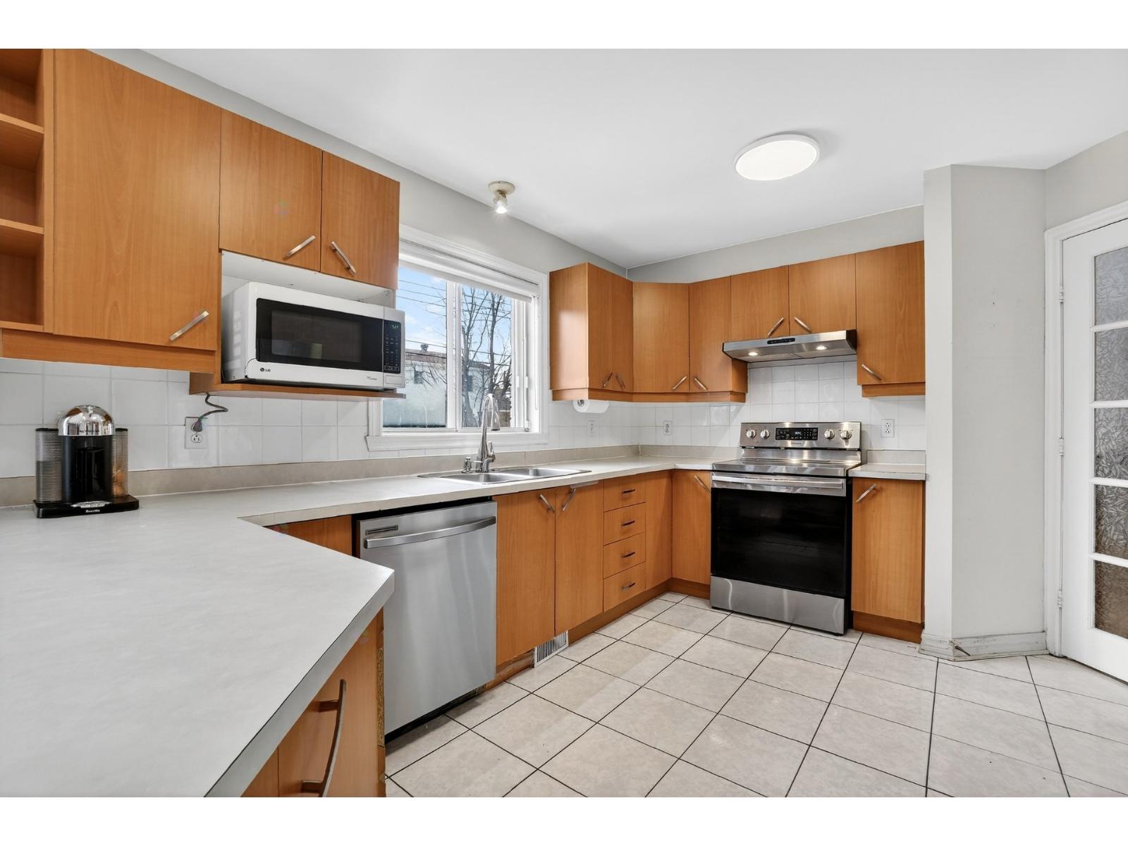 For sale: 340 Rue Roger-Pilon, Dollard-des-Ormeaux, Quebec H9G2W2 ...