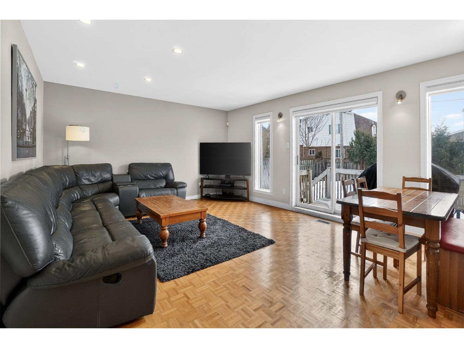 For sale: 340 Rue Roger-Pilon, Dollard-des-Ormeaux, Quebec H9G2W2 ...
