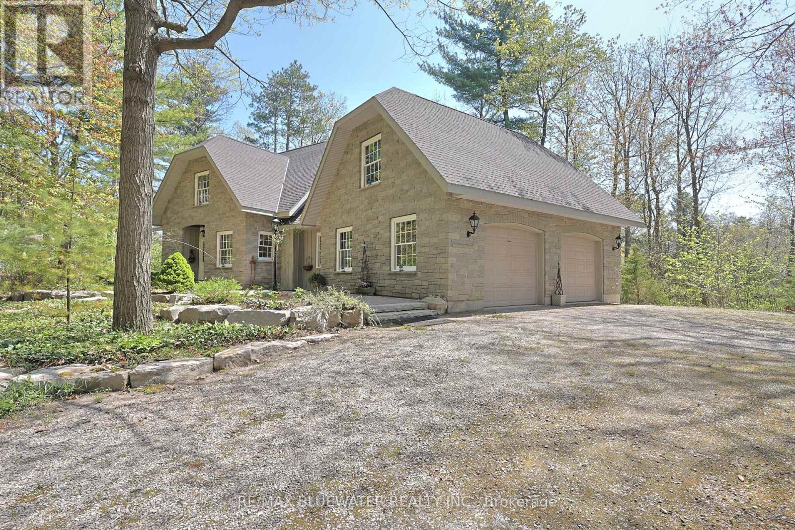 For sale: 10043 OLD RIVER ROAD, Lambton Shores (Grand Bend), Ontario ...
