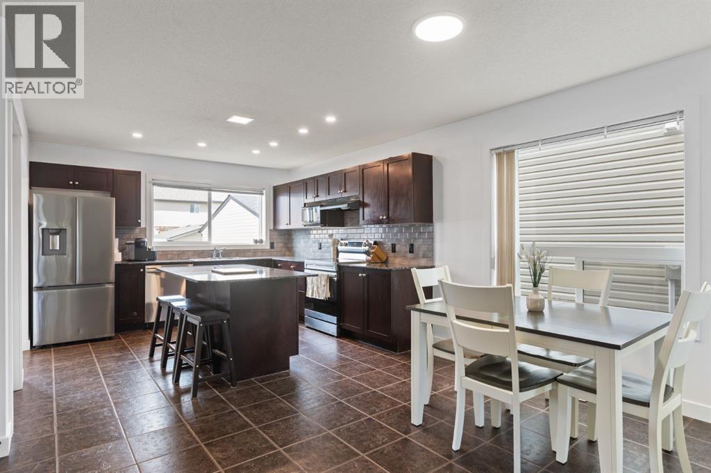 For sale: 14 Luxstone Point SW, Airdrie, Alberta T4B0H8 - A2313087 ...