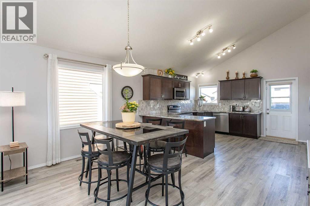 For sale: 242 Viscount Drive, Red Deer, Alberta T4R0M7 - A2314350 ...
