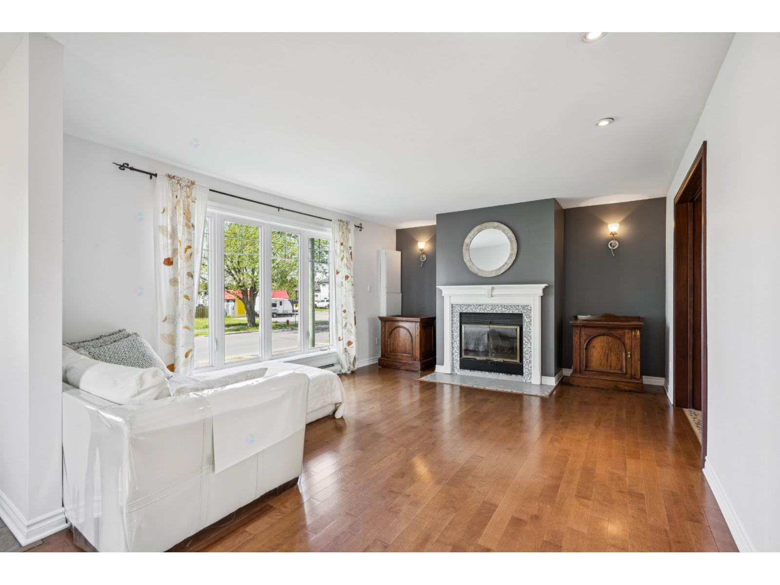 À vendre : 4435 Boul. Westley, Longueuil (Saint-Hubert), Québec J3Y2T3 ...